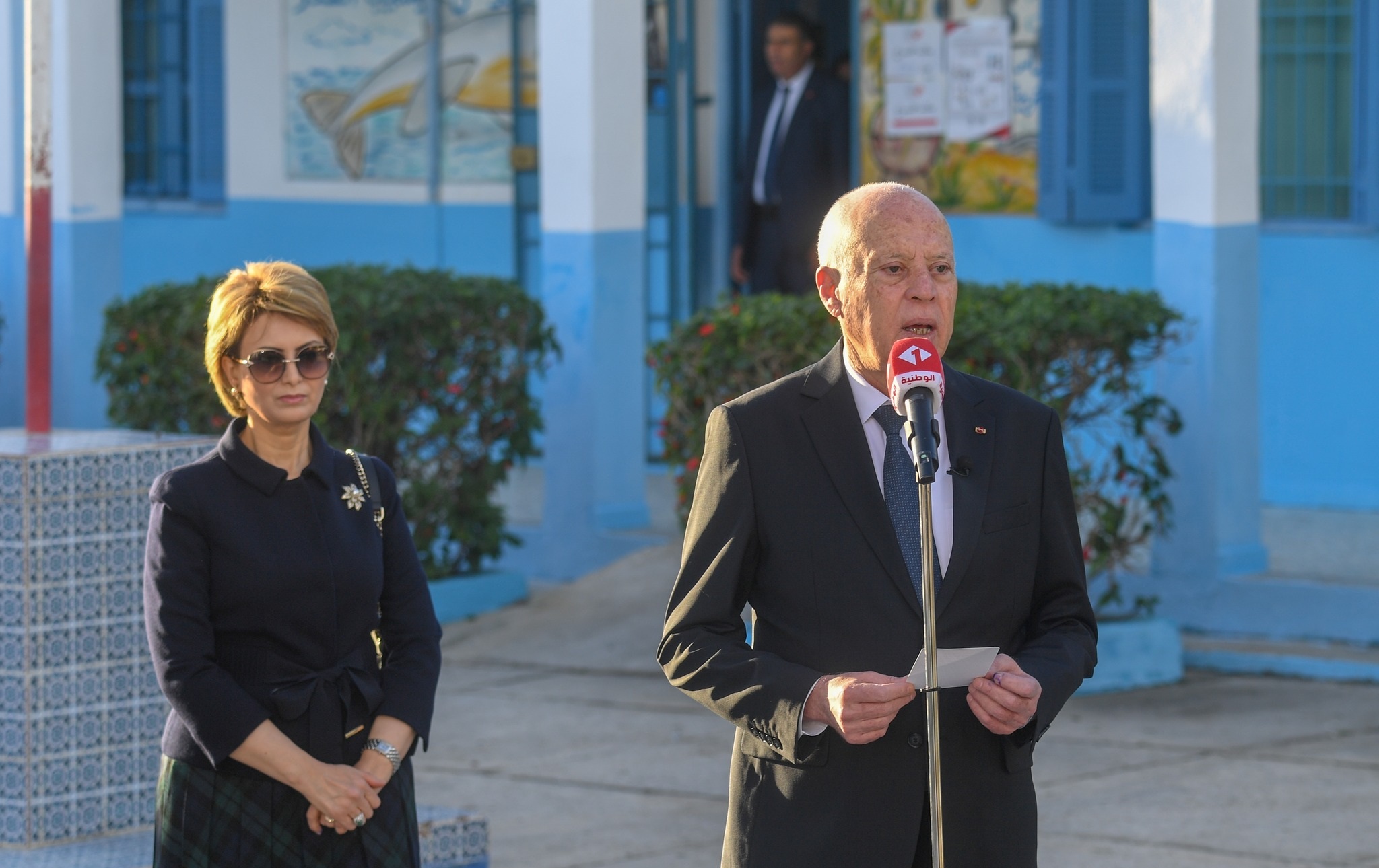 Législatives: Kaïs Saied et son épouse ont voté à l’école primaire Cité ...