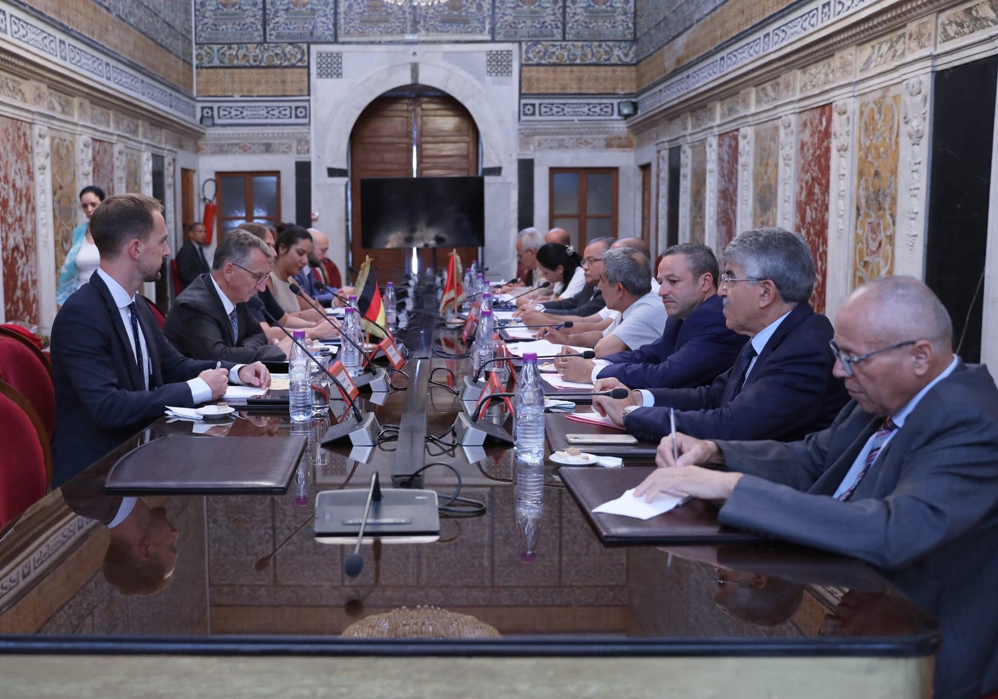 Les membres de la commission parlementaire rencontrent la ministre ...