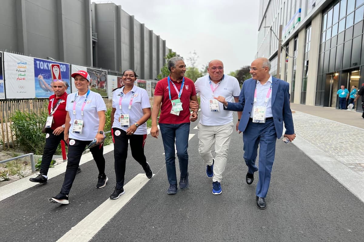 Kamel Deguiche visite la résidence des athlètes tunisiens aux JO